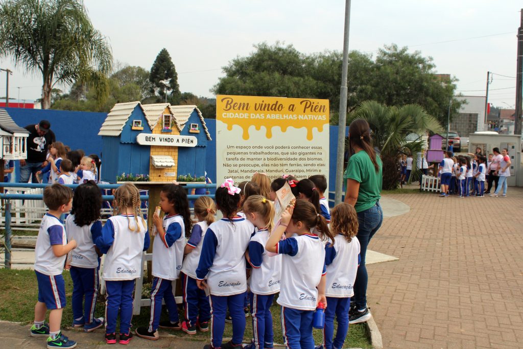 Visitas de alunos movimentam a Cidade das Abelhas - Jornal O Regional